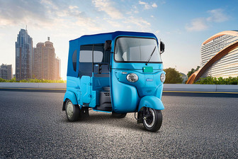 Bajaj GOGO vs Piaggio Ape E City Ultra Comparison - Price & Specs