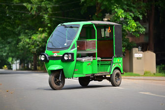 Mini Metro Gold SS Battery Operated E Rickshaw vs Vidhyut P1 Comparison ...